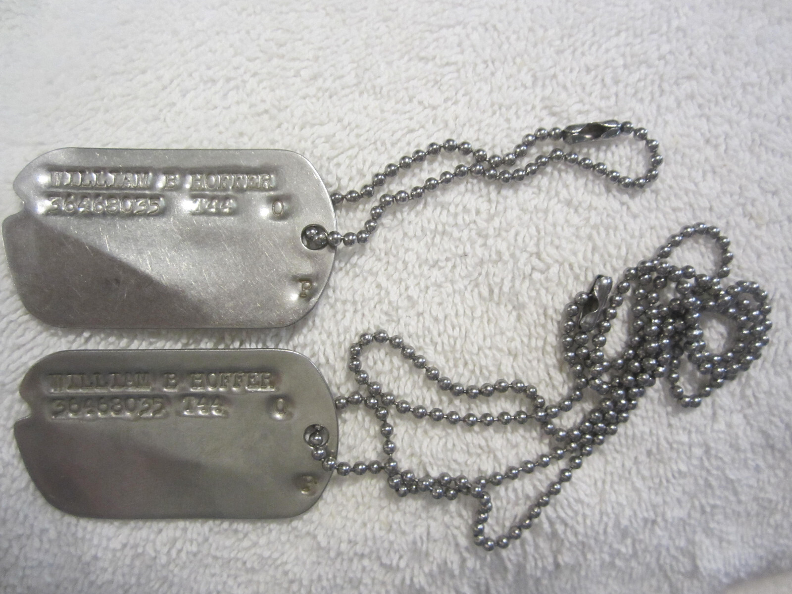 2 dog tags,chains,ORIGINAL WORLD WAR 2 DOG TAG William B Hoffer T44 VTG ...