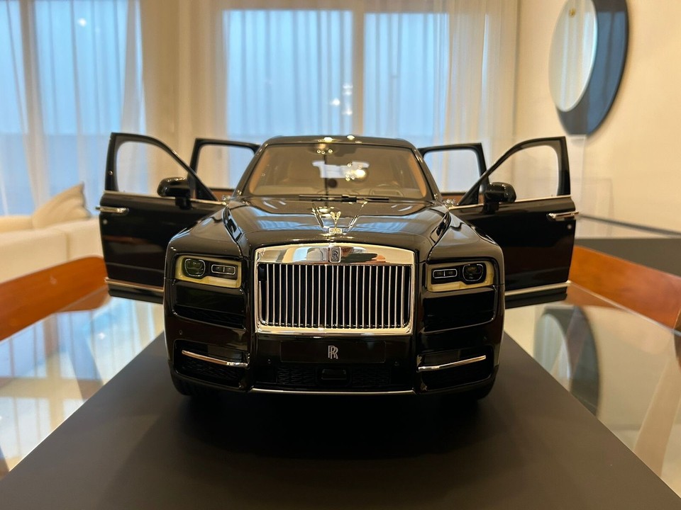 Rolls-Royce Cullinan (Black)[Fully opening + Lights] By: Amalgam 1:8 ...