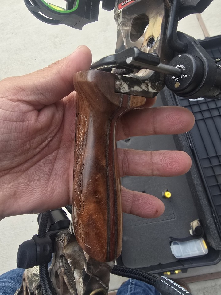 Mathews Z7 Compound Bow With Case And Extras | eBay