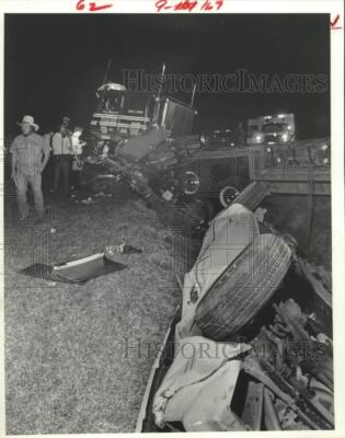 1981 Press Photo Crash site of tractor-trailer and car accident in ...