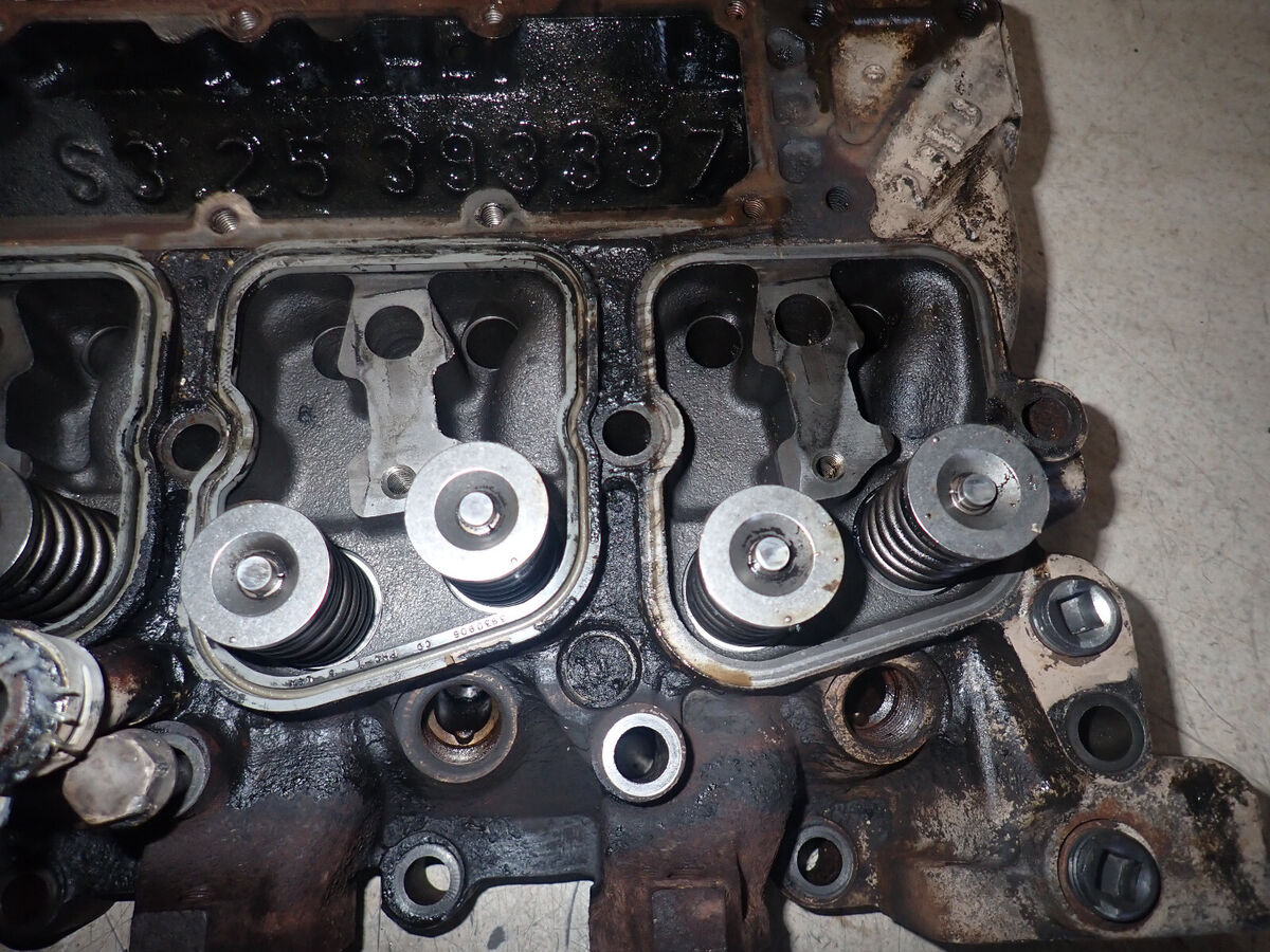 Cummins 4BTA 3.9L Diesel Engine Cylinder Head 3933370 Cummins 4BTA 3.9L Diesel Engine Cylinder Head 3933370