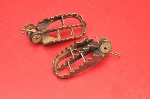 2001 01-06 SUZUKI RM125 RM 125 RM250 Foot Pegs Left Right Rest Spring ...