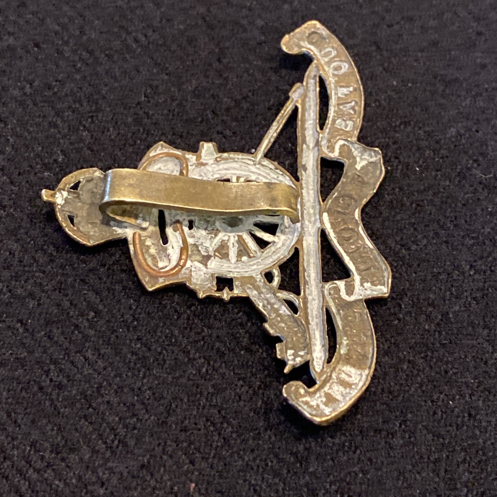 Vintage Canadian MILITARY CAP BADGE “UBIQUE QUO FAS ET GLORIA DUCUNT ...