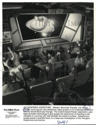 1995 Press Photo Visitors to "Mission: Bermuda Triangle" at Sea World ...