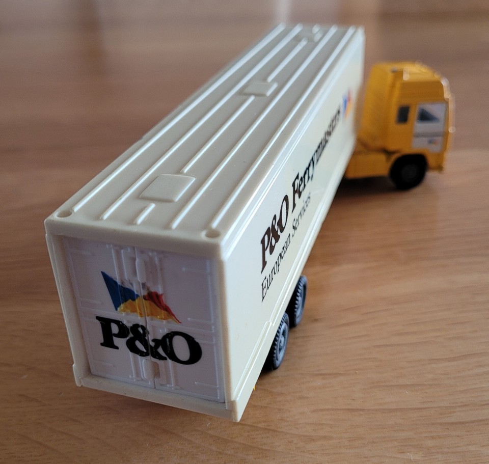 Vintage 1993 Corgi Volvo & Articulated P&O Ferrymasters Box Trailer 1: ...