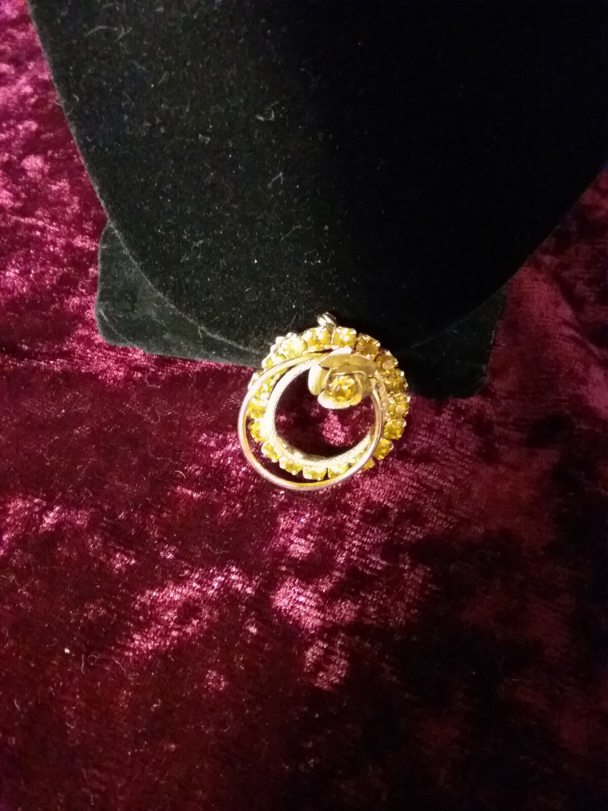 GOLD TONE INTERTWINED CIRCLES WITH GOLD RHINESTONE CIRCLE ROSE BROOCH ...