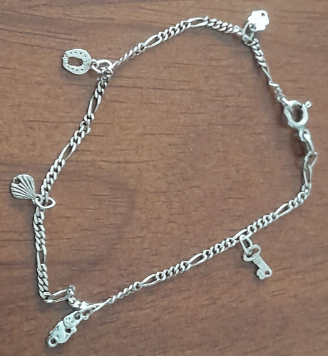 VINTAGE STERLING SILVER CHARM BRACELET..5 SMALL CHARMS..2.2grms #oo ...