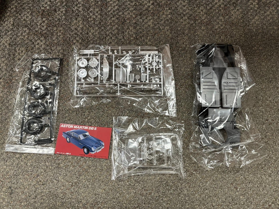 * DOYUSHA 1/24 SCALE 1964 ASTON MARTIN DB 5 PLASTIC MODEL KIT #1800 *ST ...