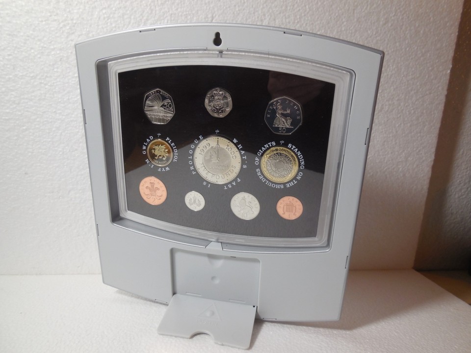 U.K. 2000 TEN COIN PROOF SET WITH MILLENNIUM £5 COIN IN DELUXE SWIVEL ...