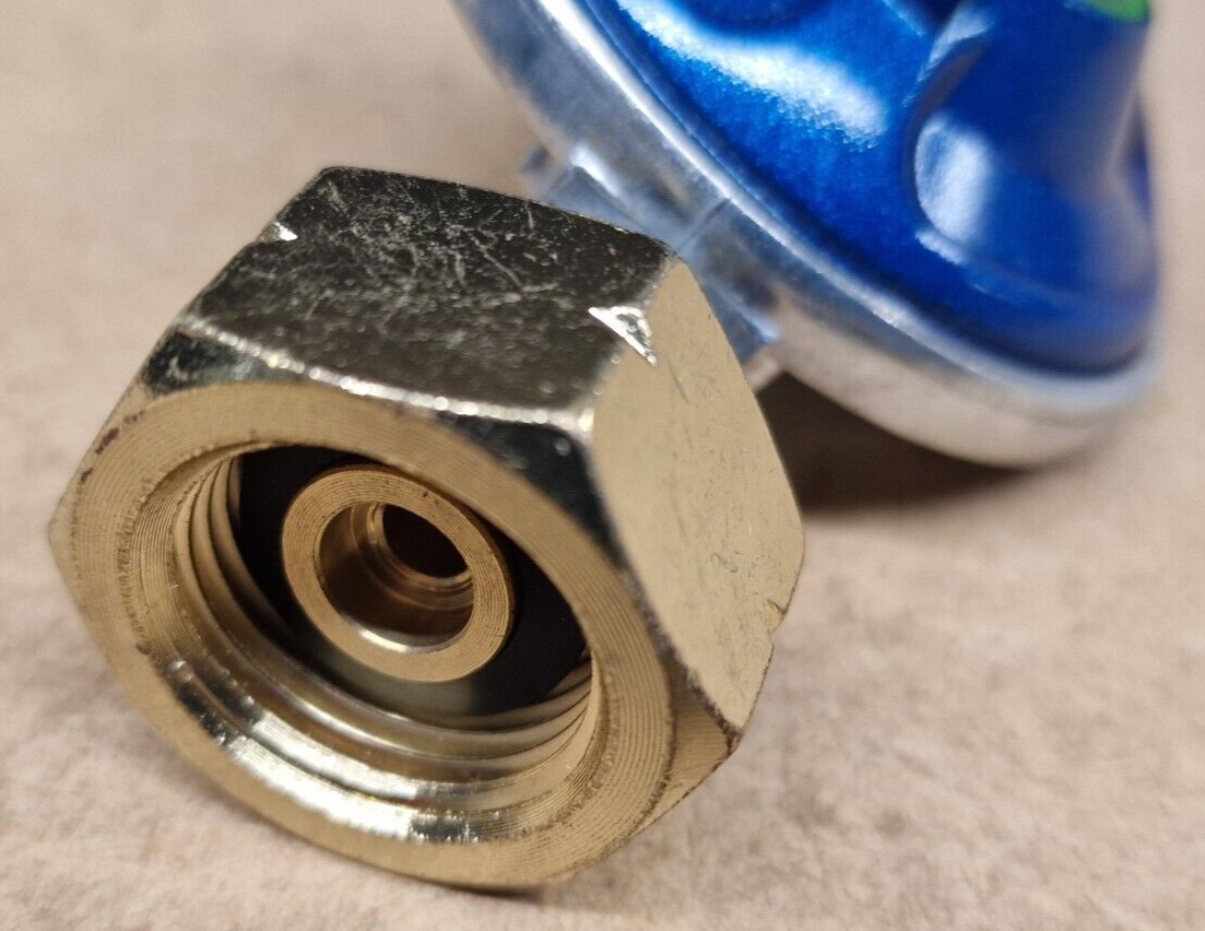 Butane Screw-In Regulator (4.5kg) + 2m Gas Hose + Clips - Calor 4.5kg ...