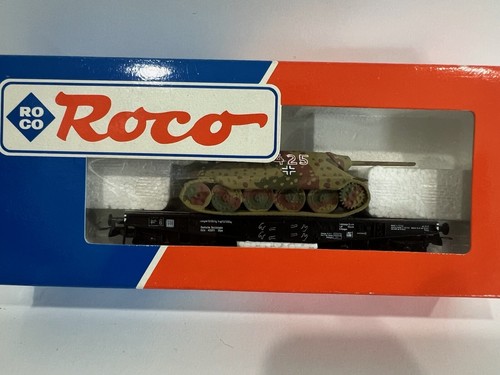 HO heavy duty DR Roco German flat car w/ 1/87 custom camouflaged ...