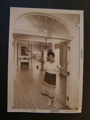 Glossy Press Photo 1981 Waltham Sandra Fraley Manager of the Lyman ...