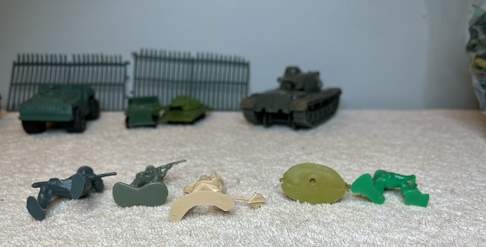 Big Lot Of Vintage Plastic Army Men Tanks Jeeps Green Tan Guns Soldiers ...