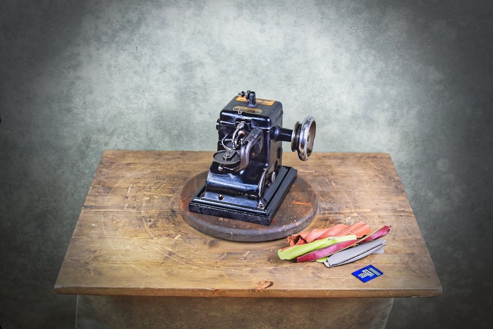 Bonis A Early Model Sewing Machine Furrier Fur Stitcher Heavy Duty ...