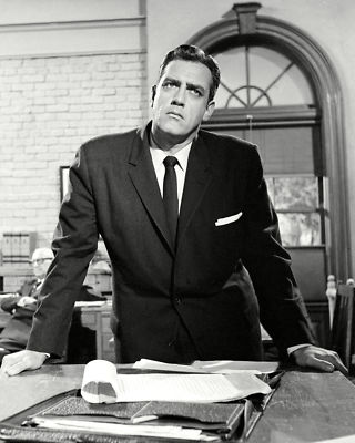 RAYMOND BURR IN THE TV PROGRAM "PERRY MASON" - 8X10 PUBLICITY PHOTO (OP ...