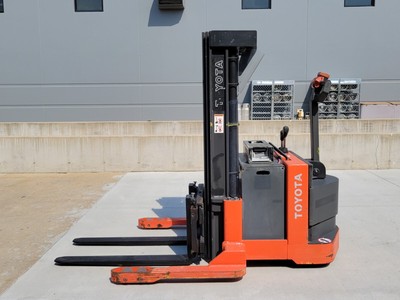 Forklifts - Electric Walkie Stacker Forklift
