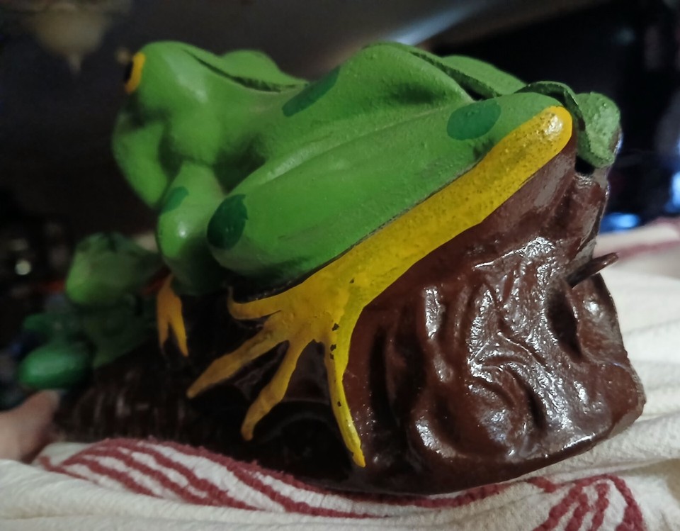 VINTAGE CAST IRON FROG MECHANICAL BANK SM FROG KICKS COIN INTO BIG ...