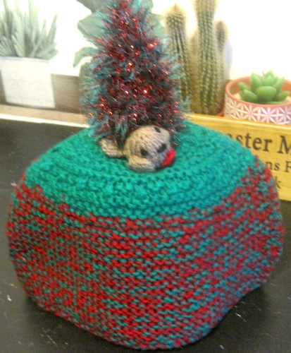 HAND KNITTED XMAS ROBIN TEA COSY, THICK AND WARM. FITS OVER WHOLE ...