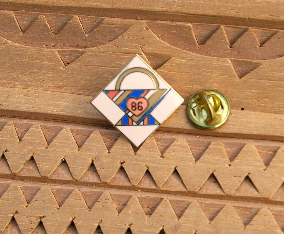 86 1986 '86 Quilt Faire Square Basket " Gold Tone Metal & Enamel Pin ...
