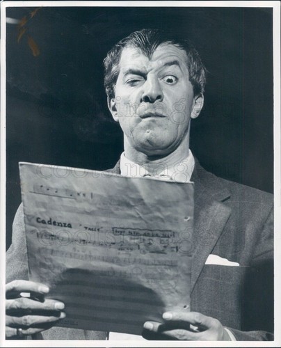 1964 Press Photo Funny Comedian Buddy Lester Reading Score | eBay