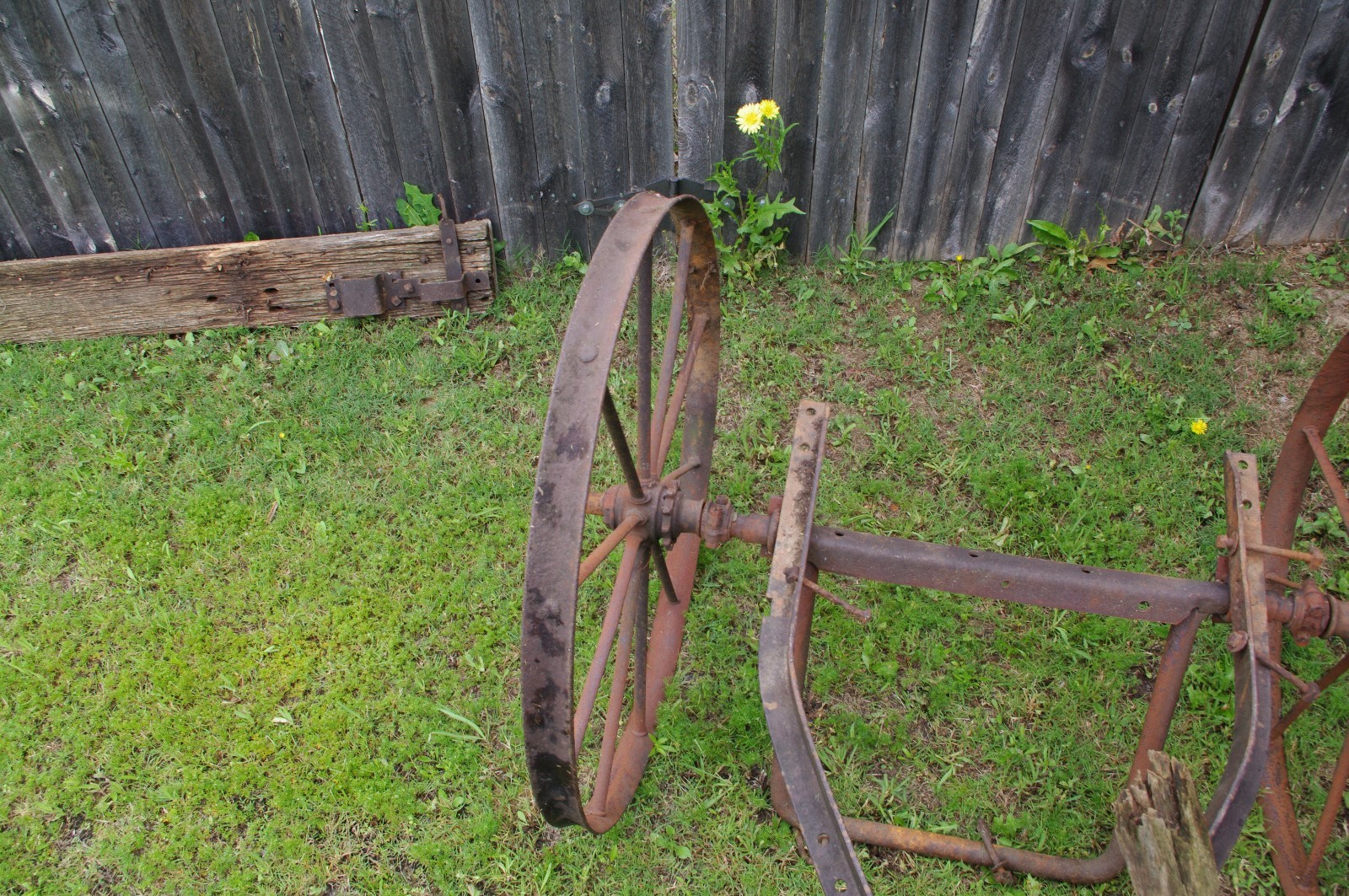 Antique Metal Rustic Wagon Wheels with sprocket Axle Garden Yard ...
