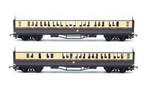 HORNBY 'OO' GAUGE R4065A/4066A PAIR OF GWR BROWN/CREAM COMPOSITE ...
