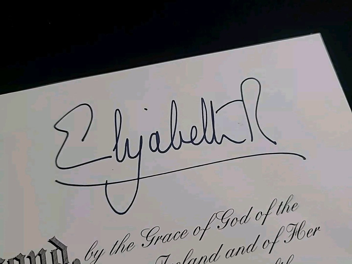 Queen Elizabeth 2 Signature