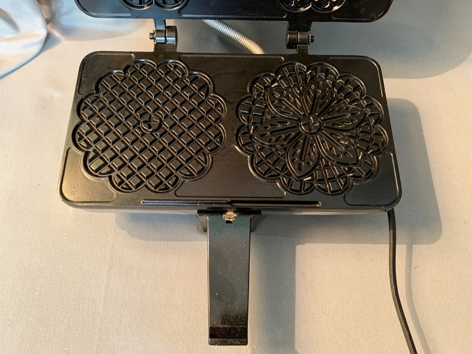 CucinaPro Pizzelle Baker 220-05NS Non-Stick Italian Waffle Iron Cookie ...