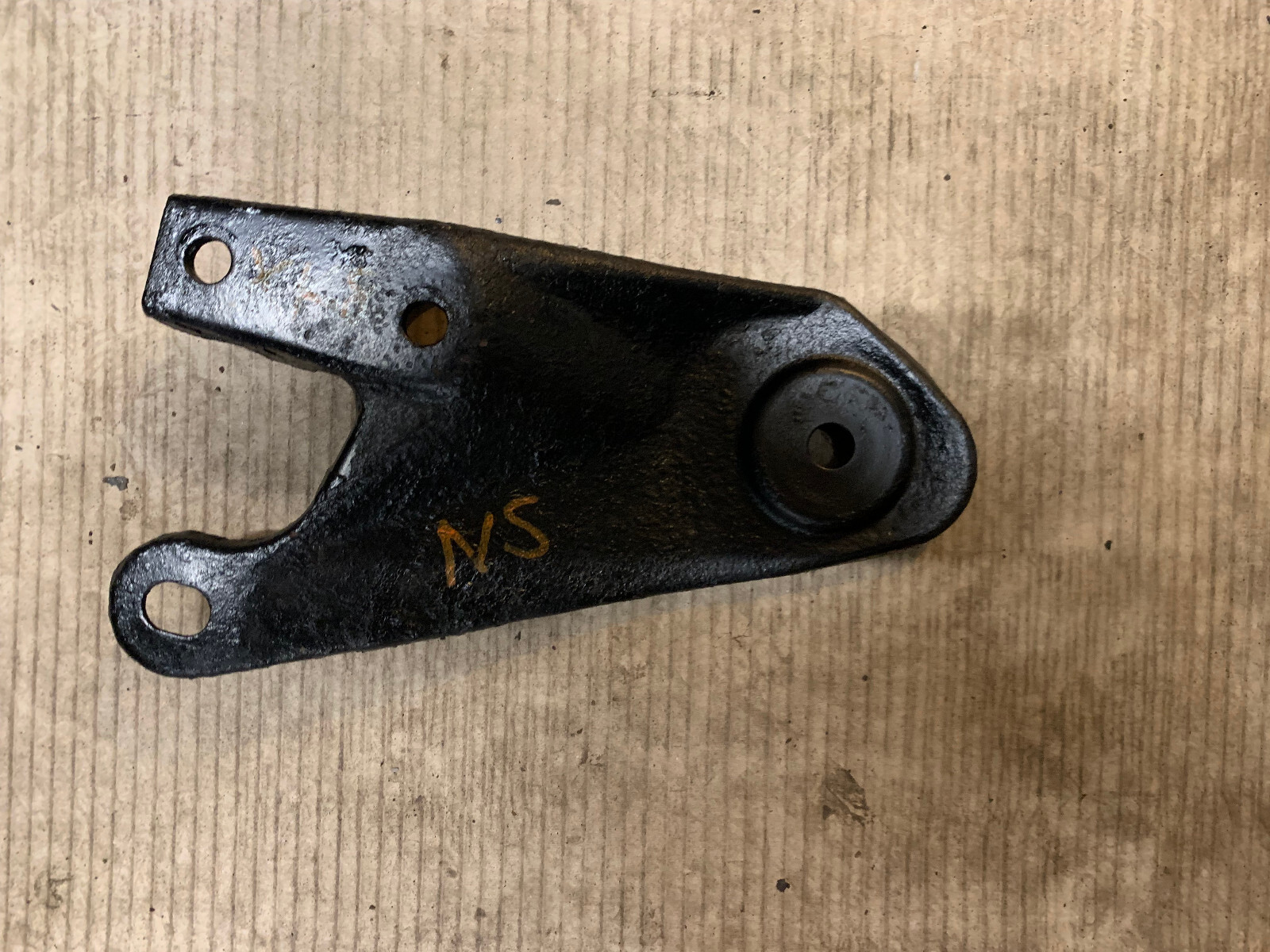 REAR SUSPENSION SUBFRAME MOUNTING BRACKET LEFT Jaguar XK8 XKR 1996-2006 ...