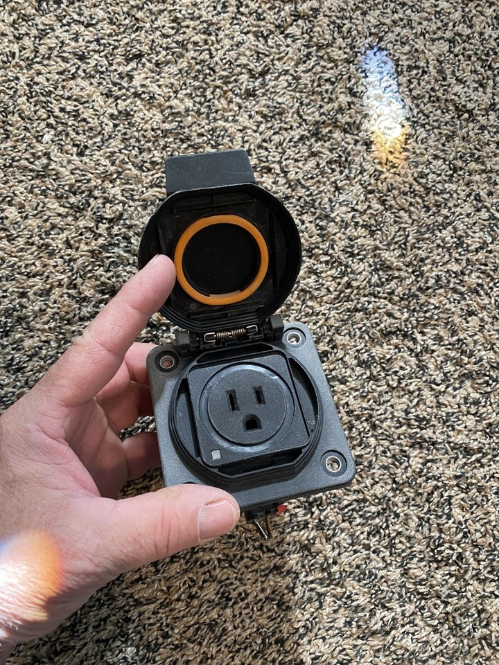 2019-2025 CHEVROLET SILVERADO 1500 REAR BED POWER OUTLET OEM 84766212 ...