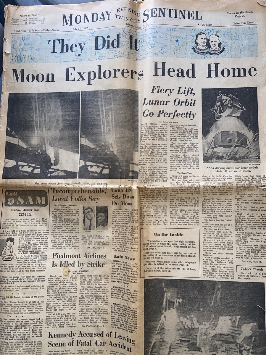 Moon Landing Newspaper Value Lot Detail ''MEN WALK ON MOON'' - 21