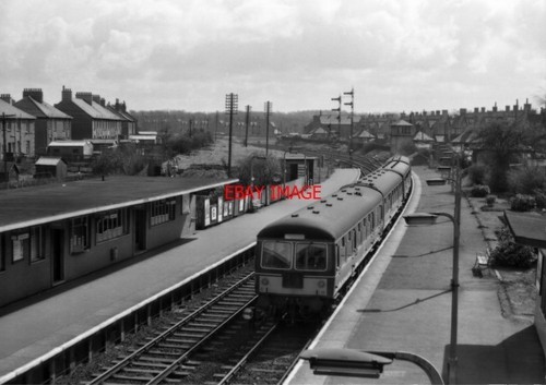 PHOTO 4 CAR SUBURBAN SET PASSING THROUGH CORKERHILL RAILWAY STATION ...