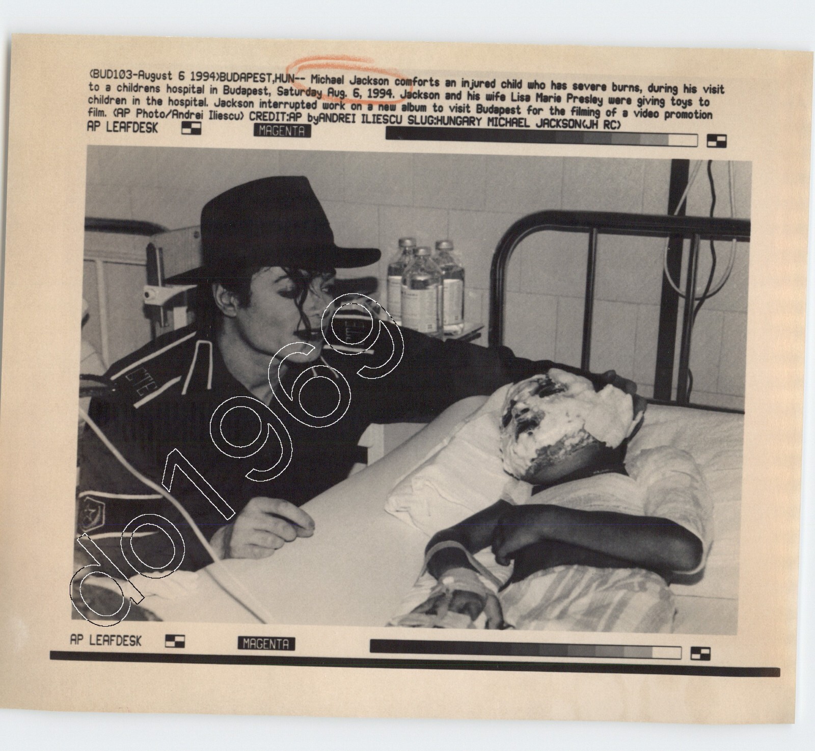 Star MICHAEL JACKSON Comfort Burn Victim Child BUDAPEST 1994 Press ...
