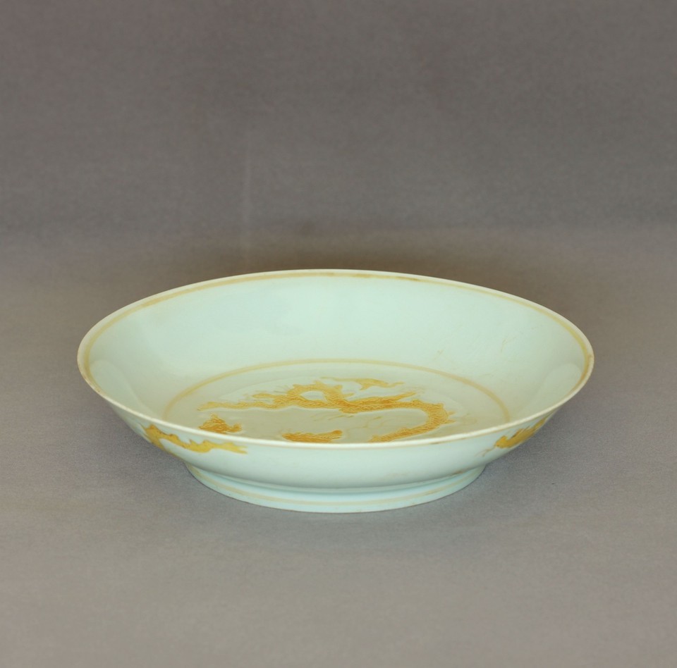 A Chinese yellow color gragon pattern porcelain plate Ming Dynasty ...
