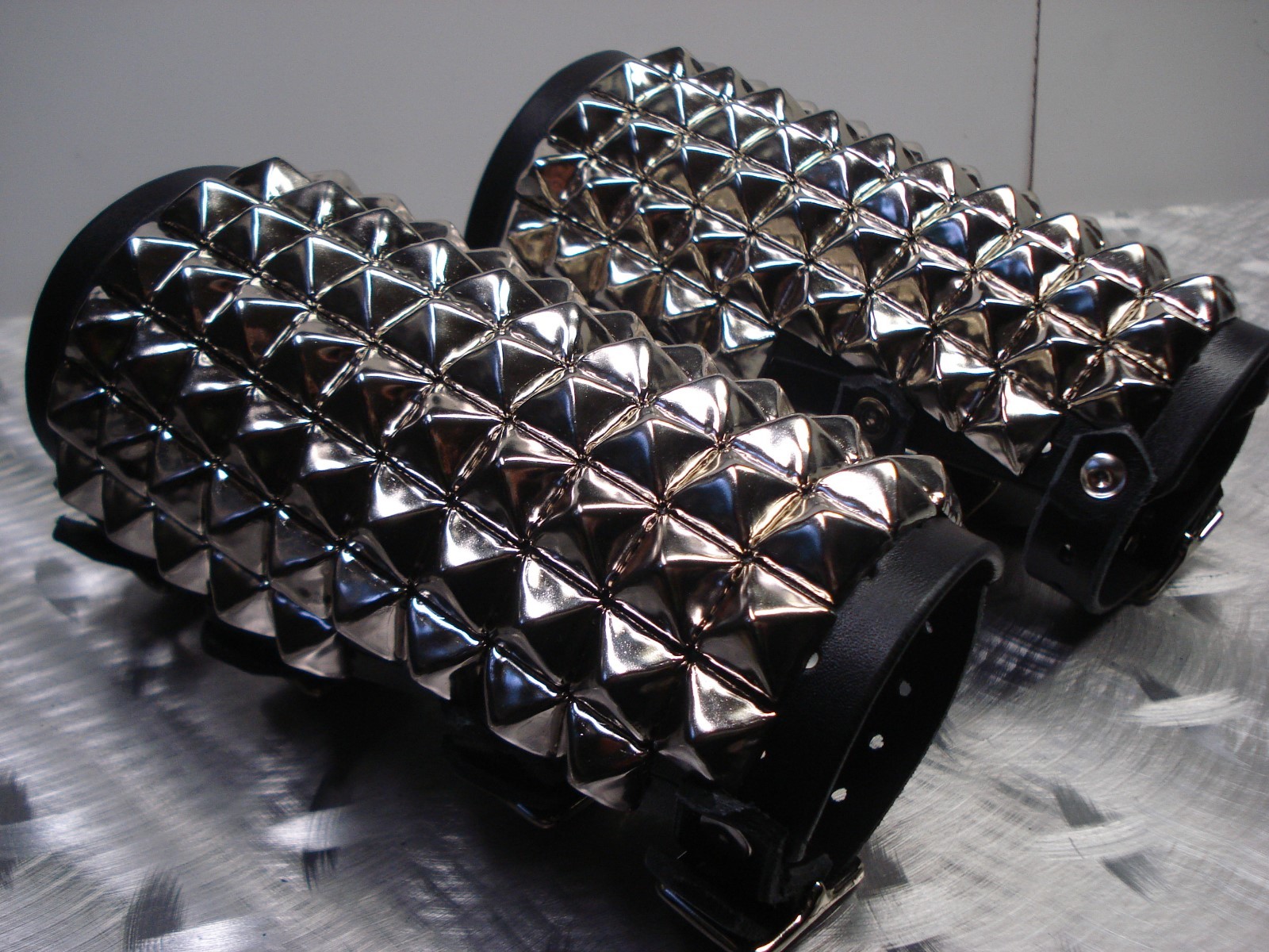 UNISEX STUDDED LEATHER GAUNTLET.THRASH METAL...(MDLG0096)......DEMONA ...