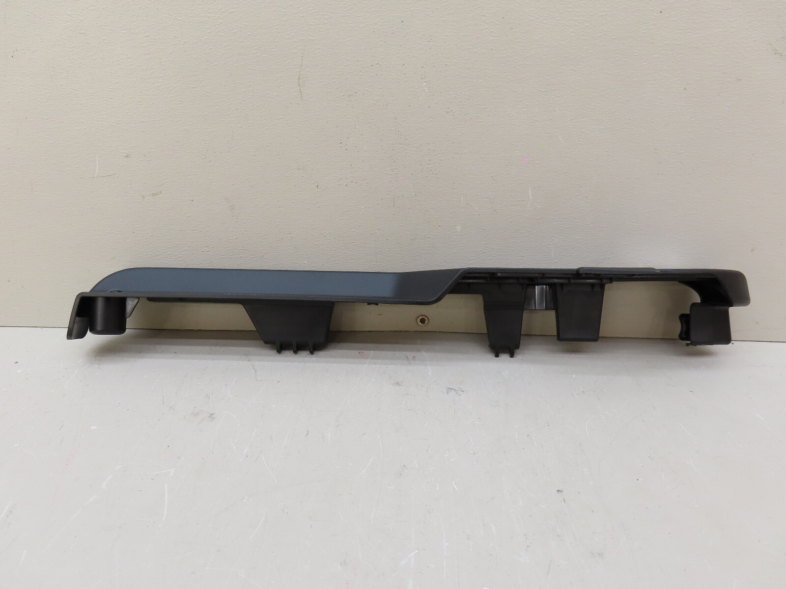 2021-2023 CHEVROLET SUBURBAN FRONT RIGHT LOWER RAIL SEAT COVER OEM ...