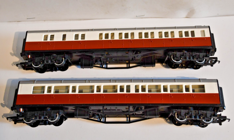 2 x HORNBY R9052 THOMAS TANK ENGINE JAMES BRAKE COACH GOOD CONDITION ...