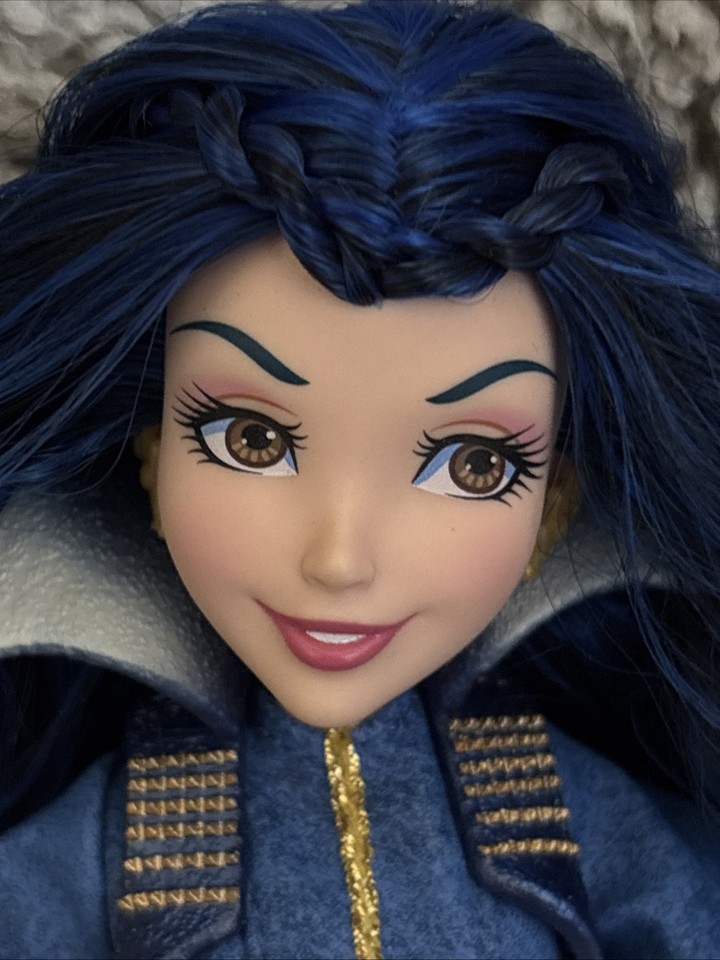 Evie From Descendants *Good Condition* Original Doll with “Magic mirror ...