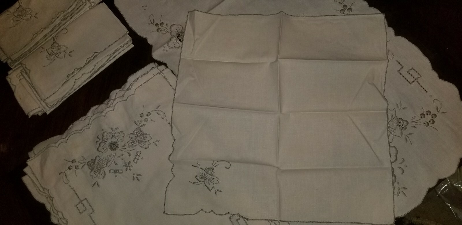 VINTAGE EMBROIDERED FLORAL RETICELLA CUTWORK LINEN RUNNER PLACEMATS ...