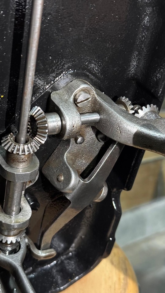 Singer 114w103 Chain & Moss Stitch Embroidery Machine with table and ...