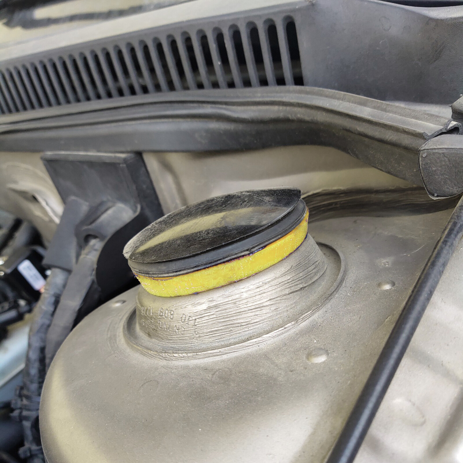 Shock Absorbing Rubber Ring Suspension Bushing Engine Hood Seal Bearing ...