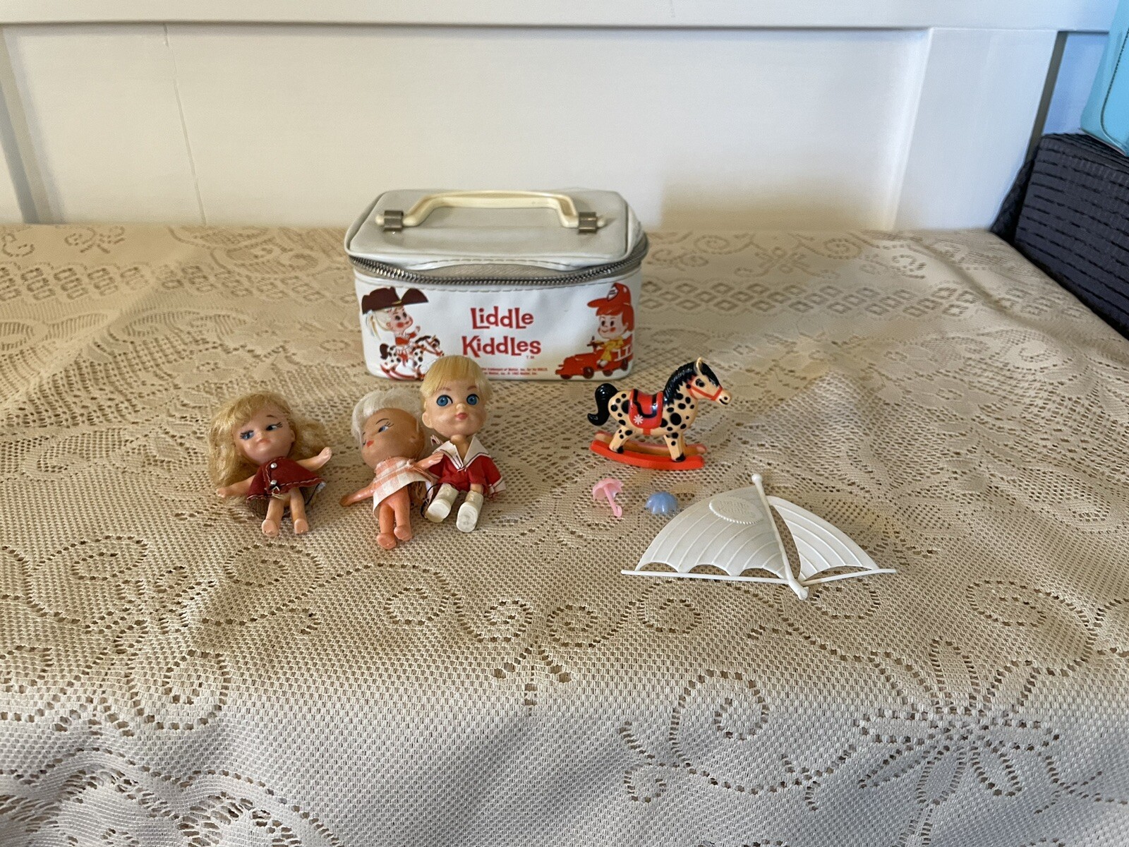 VINTAGE 1965 MATTEL'S LIDDLE KIDDLE WHITE CARRYING CASE, DOLLS, HORSE ...