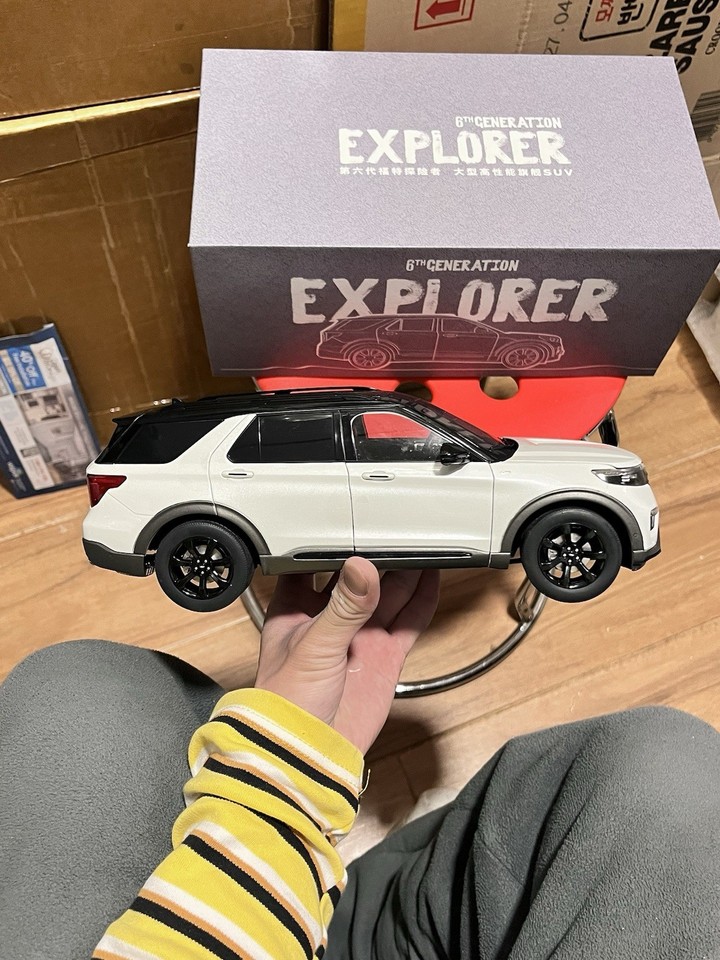 1:18 Scale 2020~2024 Ford Explorer Oxford White With Black Roof Diecast ...