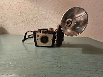 Vintage 1950's Kodak Brownie Holiday Flash Camera Kodalite Midget ...