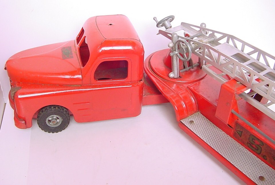 1950s STRUCTO FIRE DEPT PRESSED STEEL 33" AERIAL LADDER TRUCK #260 w ...