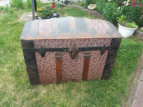ANTIQUE LARGE CAMEL BACK TRUNK Finish Good Needs New Handles Look ...