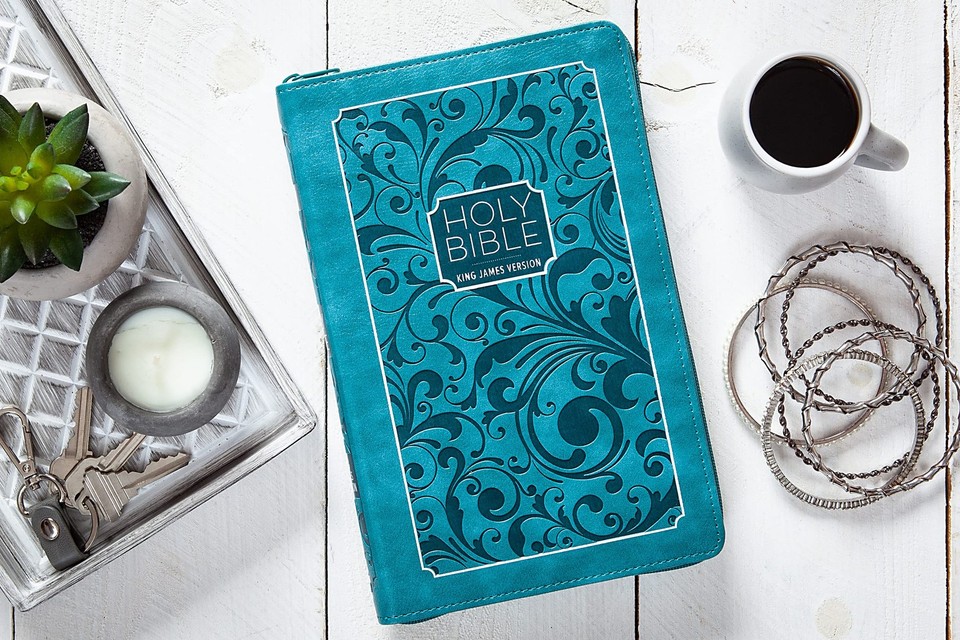 KJV Holy Bible Zip Turquoise: King James Version Turquoise Zip | 2022 ...