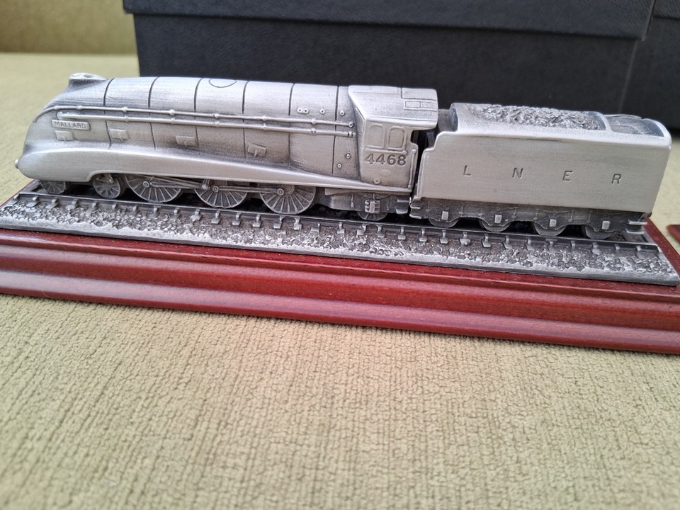2 Royal Hampshire Trains The Flying Scotsman And The mallard Both Boxed ...