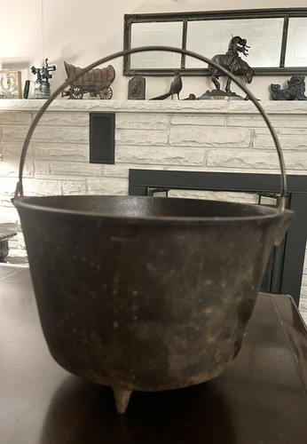 Cast Iron Old 3 Footed Pot With Handle, Pot Is Stamped Rn 8 On The ...