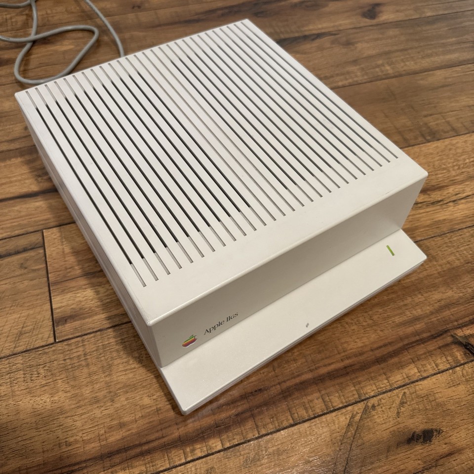 Apple IIGS Computer w/ Power Cord Only A2S6000 *POWERS ON* *Un-Tested ...